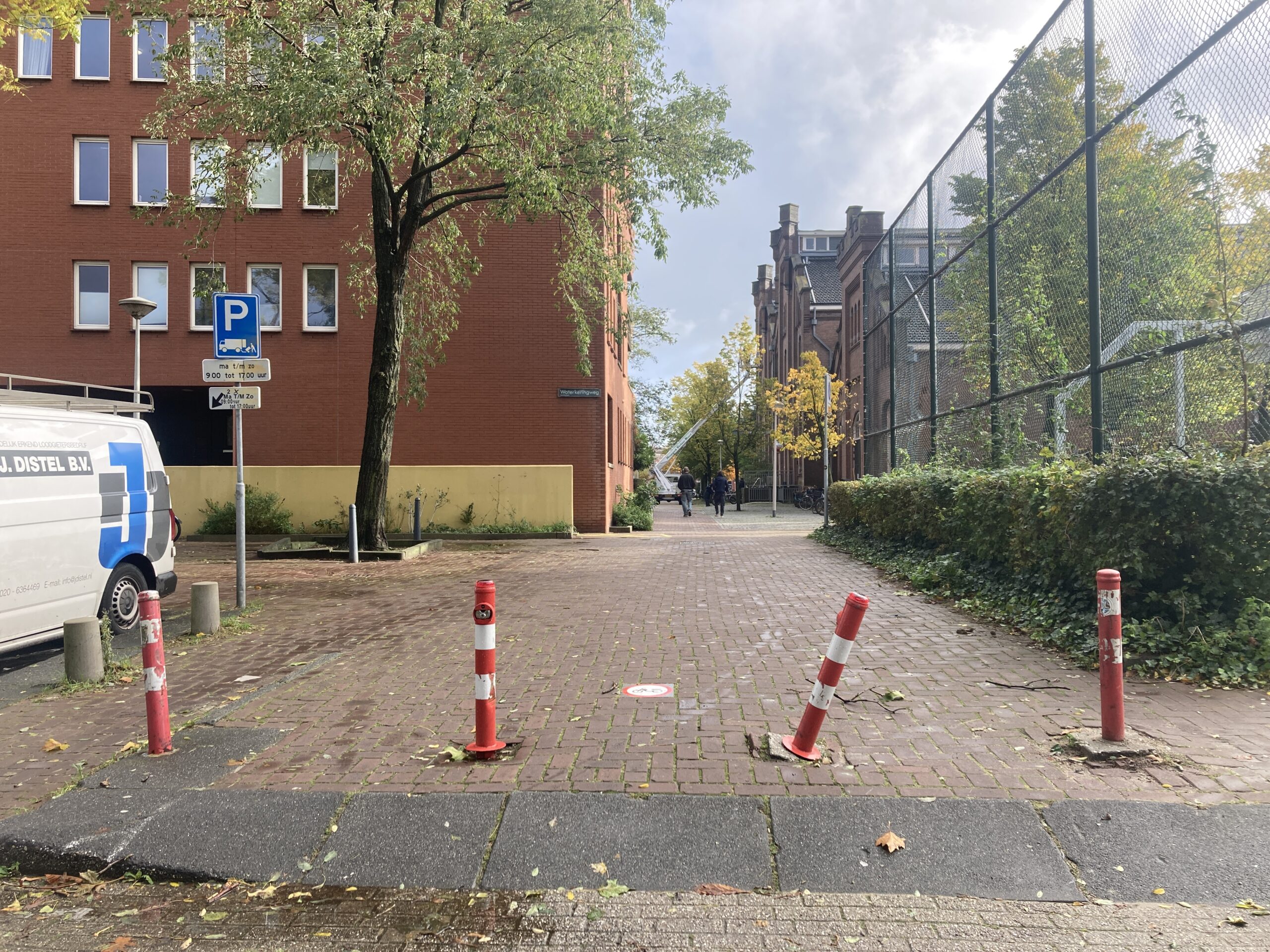 auto's, puinbakken en paaltjes - GWL Terrein
